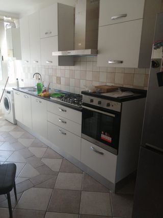 Cucina camera da letto e parete attrezzata