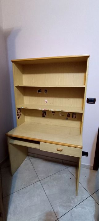 Scrivania e libreria