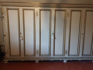 Armadio in stile antico, invecchiato