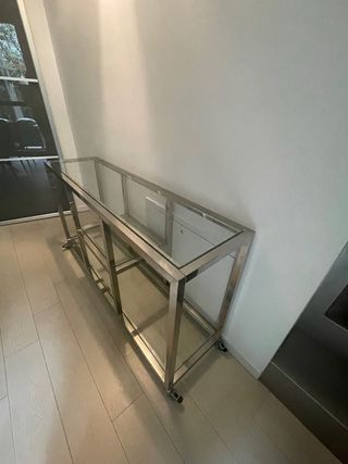 Credenza in stile industrial in acciaio e vetro