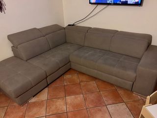 Divano angolare bejge con penisola a sinistra