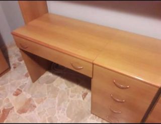 Scrivania con libreria