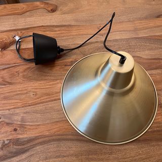 Lampadario a soffitto Ikea dorato.