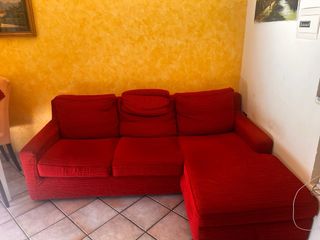 divano tre posti in tessuto rosso