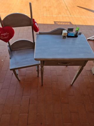 Scrivania e sedia in legno