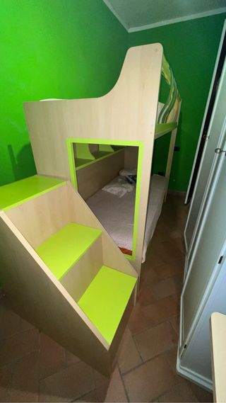 Letto a castello con scalette capienti