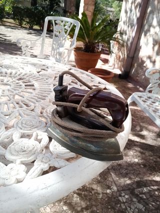 Ferro da stiro elettrico antico