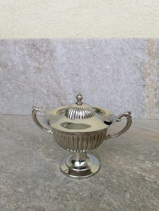 Zuccheriera antica in metallo