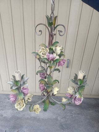 Lampadario in ferro con fiori di