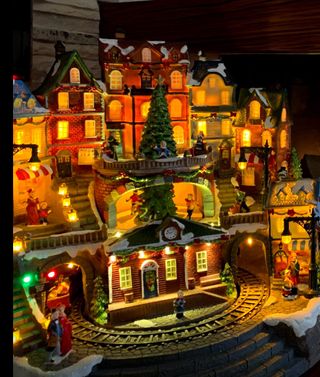 Villaggio di Natale con luci misiche e meccanico