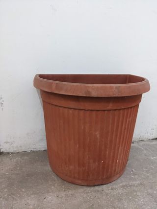 Vaso a parete in plastica color terracotta