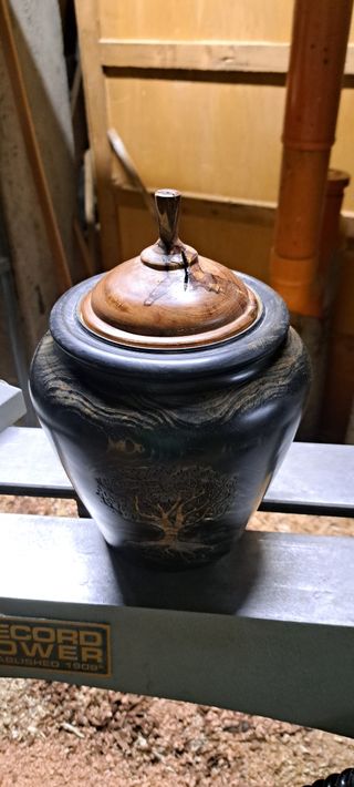 Vaso ornamentale in legno