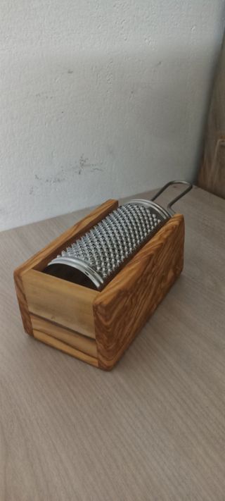 Rara grattugia in legno di ulivo