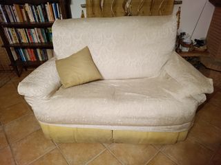 Due divani tre e due posti di cui uno con relax.