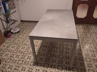 Tavolo grigio effetto cemento allungabil