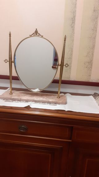 Specchio in ottone su base in marmo