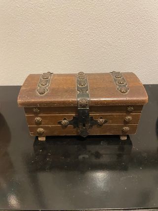 Cofanetto in legno con decorazioni in ferro