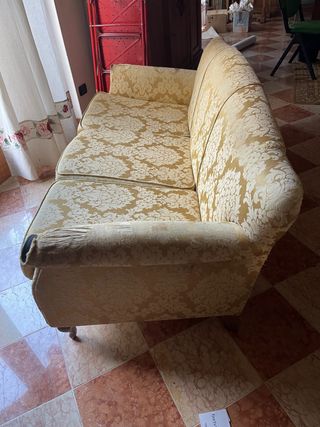 Divano damascato a tre posti