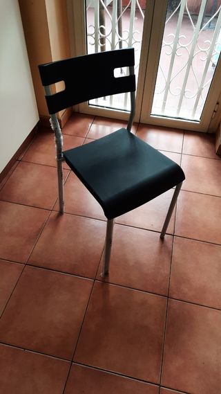 Sedie Ikea acciaio e plastica dura