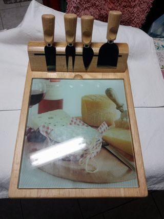 2 Taglieri per formaggio.
