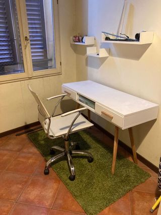 Scrivania con cassetti e sedia con rotelle