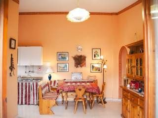 TAVOLO IN PINO RUSSO CON GIROPANCA E SEDIE