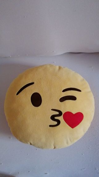 Cuscino emoticon bacio