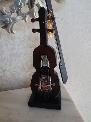 CHITARRA IN LEGNO VINTAGE CON BOTTIGLINA MIGNON