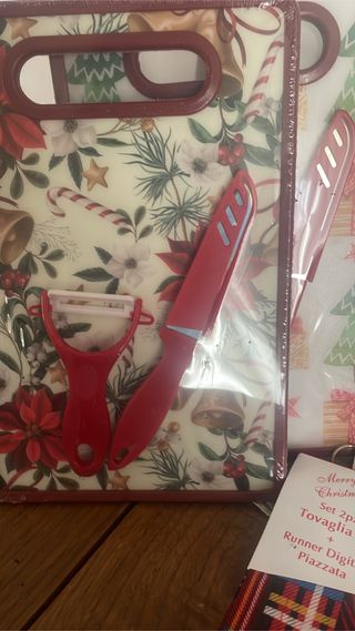 tagliere con coltello e pela patate