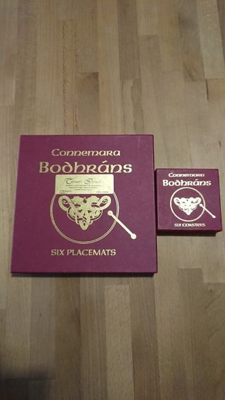 Sotto piatti e bicchieri.