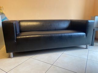 Divano in simil pelle nero