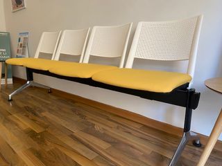 Fila di sedie da 4 per visitatori