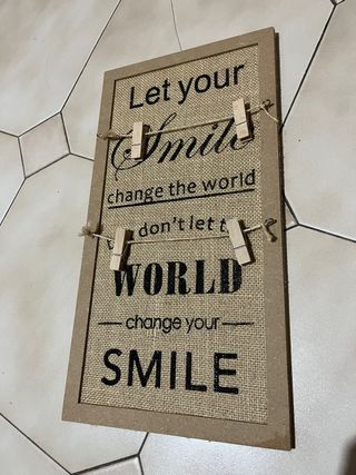 quadro con scritta e mollette