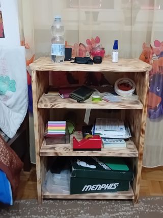 Comodino a 3 ripiani