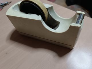 Dispenser per nastro adesivo