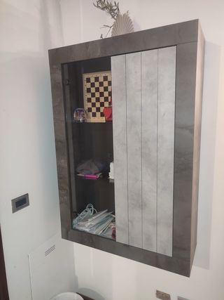 vetrina a muro a due ante grigio scuro