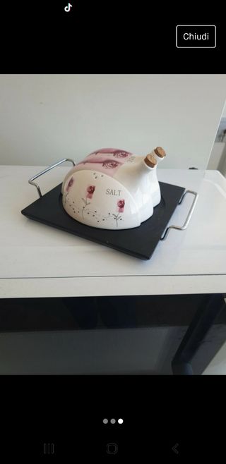 Oliera, sale e pepe.