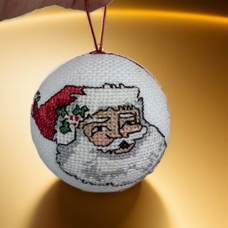 pallina di Natale  con ricamo a punto croce