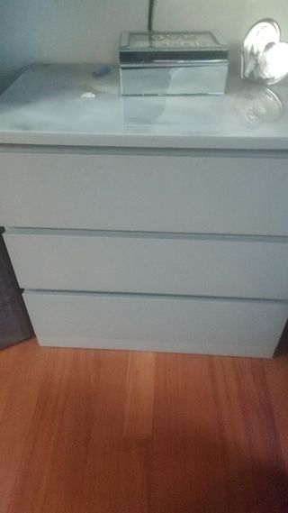 due mobili grigio chiaro in vetro laccato