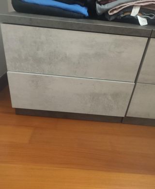 due comodini a due cassetti grigio chiaro