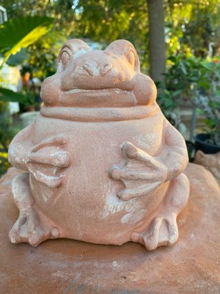 Statuina da giardino in terracotta