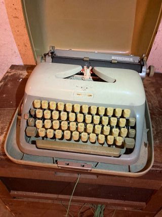 Macchina da scrivere Olivetti Lettera 32 junior E
