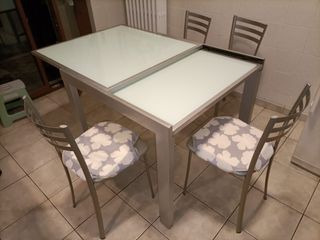Tavolo estensibile 90x90-180 acciaio vetro 4 sedie