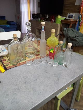Set bottiglie con bicchierini