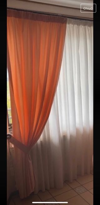 tenda bianca da salotto con cadute pesca