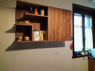 Cucina con elettrodomestici