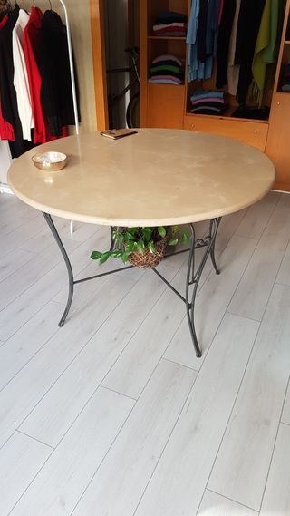 Bellissimo tavolo di marmo e ferro.