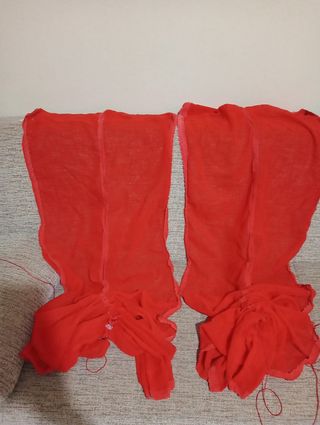 Tende rosse per finestra piccola