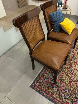 6 sedie in legno con seduta in pelle.