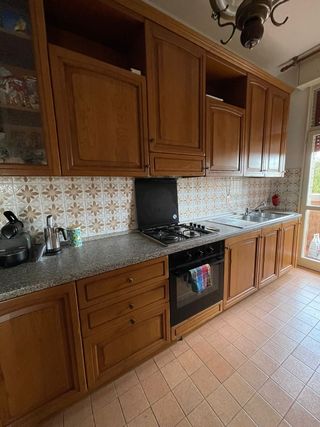 Cucina con elettrodomestici